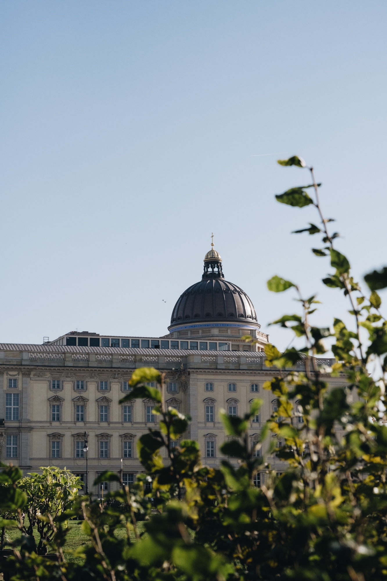 HOTSPOT IN BERLIN: THE CASUAL-COOL RESTAURANT BARET – THE BETTER PLACES